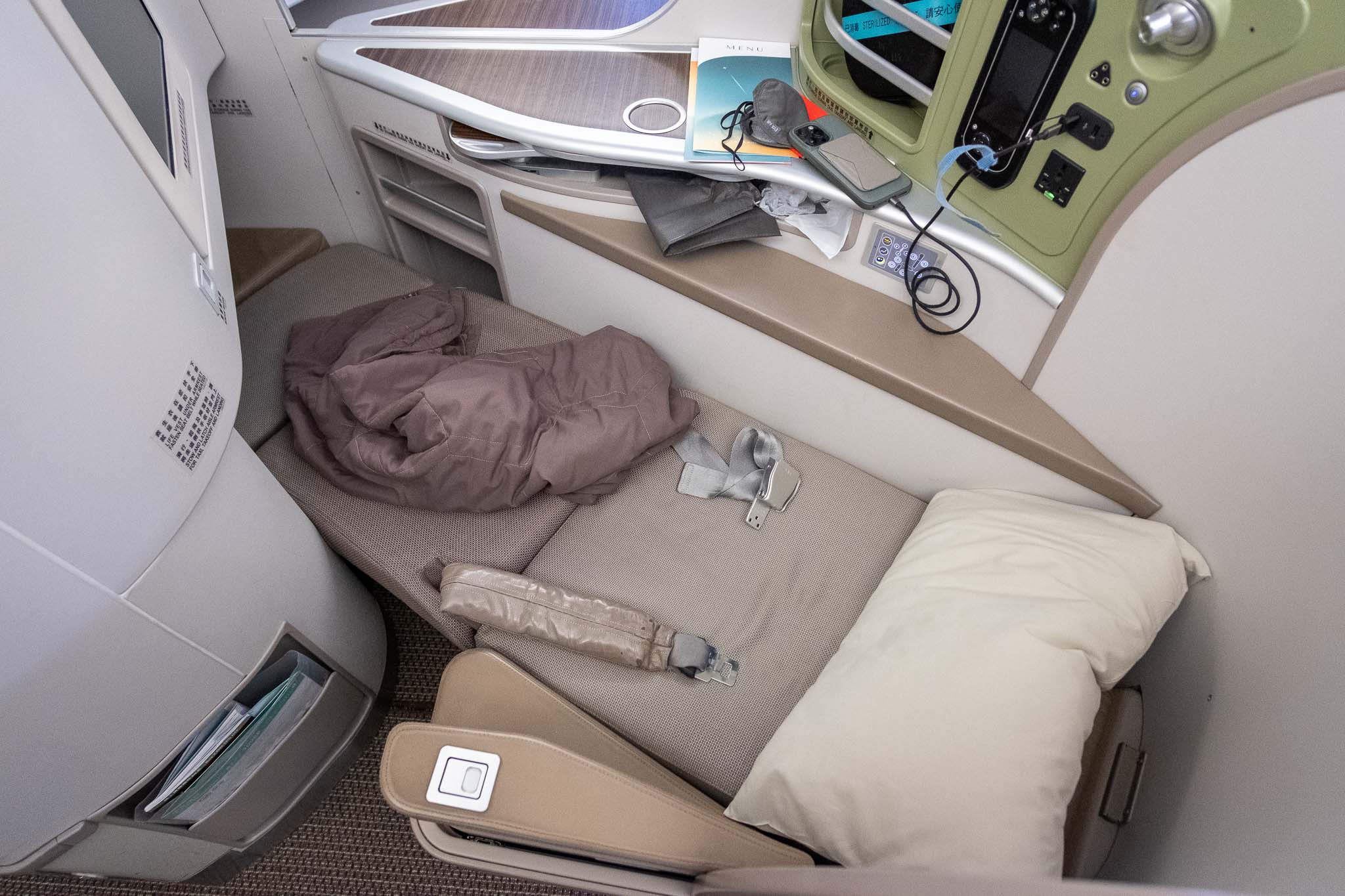 Review: EVA Air B777-300 ER Royal Laurel Class